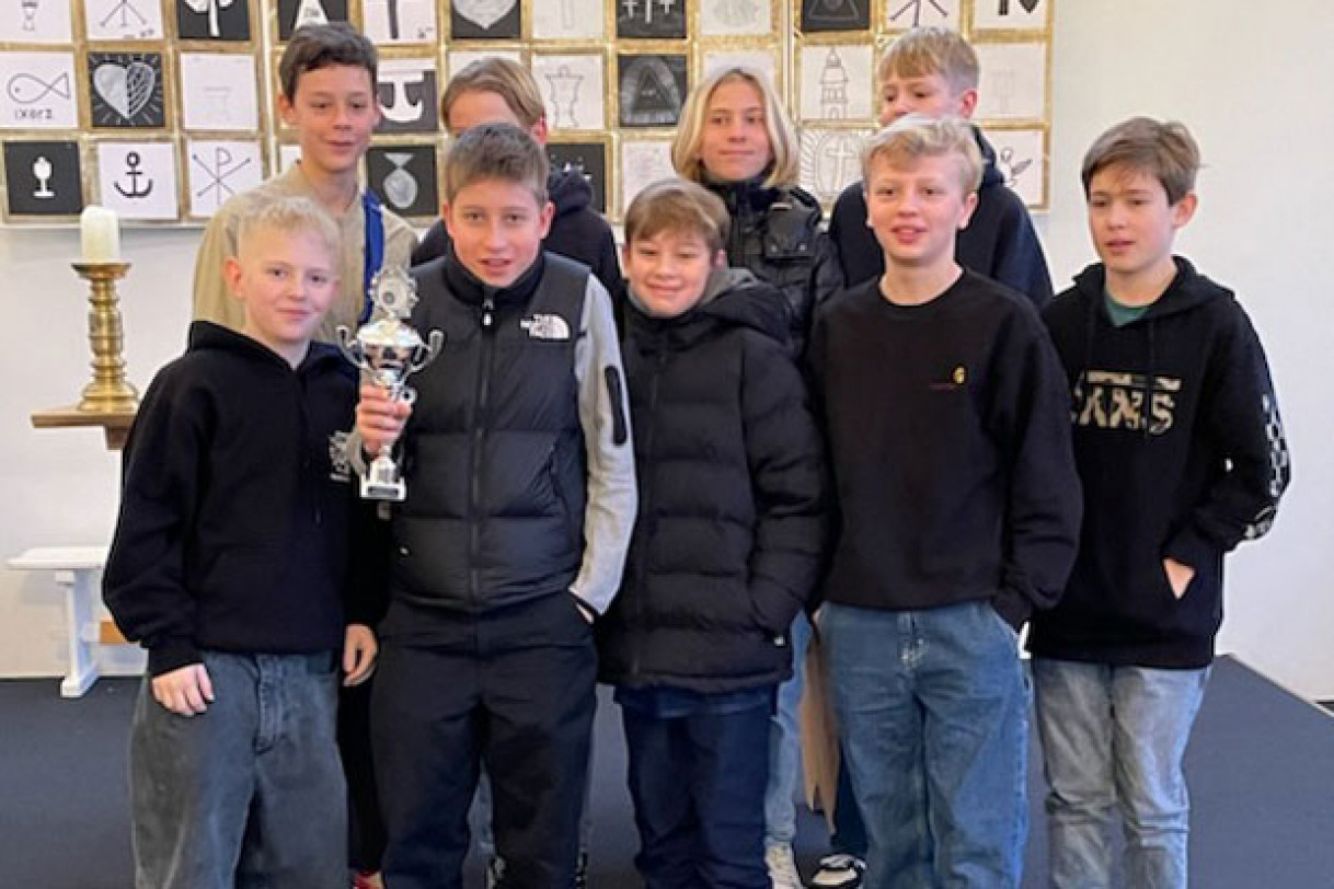 Overrækkelse af pokaler | Institut Sankt Joseph